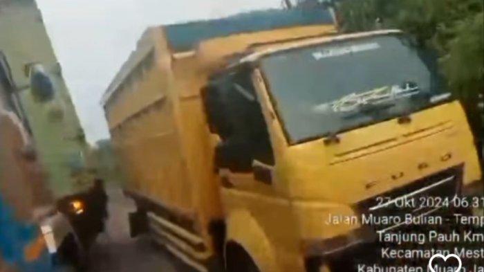 Viral Video Jalan Macet karena Mobil Batu Bara di Mestong Muaro Jambi, Warga Ngeluh: Saro Nian ...