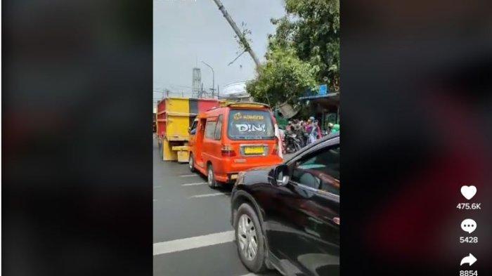 Viral di Tiktok, Tiang Listrik Jatuh Timpa Truk, Download Videonya di ...