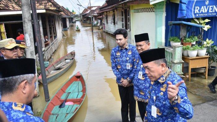 Bersama Gubernur, Wali Kota Maulana Tinjau Banjir dan Salurkan Bantuan Tanggap Darurat ...
