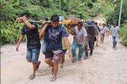 Jalan Tertimbun Longsor, Jenazah Warga Batu Empang, Batang Asai Terpaksa Ditandu - Tribunjambi.com