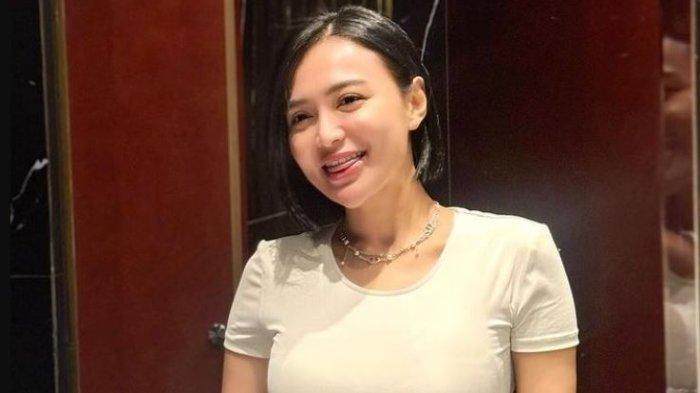 Pose Seksi Wika Salim Pakai Crop Top Putih Auto Disorot Warganet: Dari Dulu Gak Berubah ...