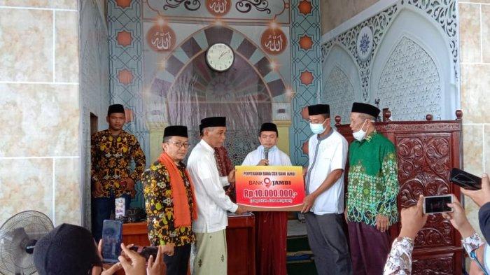 Usai Jadi Imam Shalat Jumat, Al Haris Salurkan CSR Senilai Rp 10 Juta ...