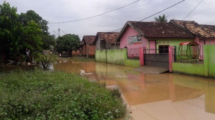 Banjir di Perumahan di Alam Barajo, Drainase Kecil dan Tersumbat - Tribunjambi.com