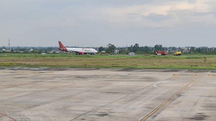 PENAMPAKAN Kondisi Pesawat Batik Air yang Mendarat Darurat di Bandara Sultan Thaha Jambi, Ban ...