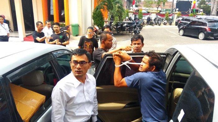 Kejar-kejaran di Jalan Raya, Polisi Tembak Ban Mobil yang Bawa 250 Kg Ganja, Lalu Ini yang ...
