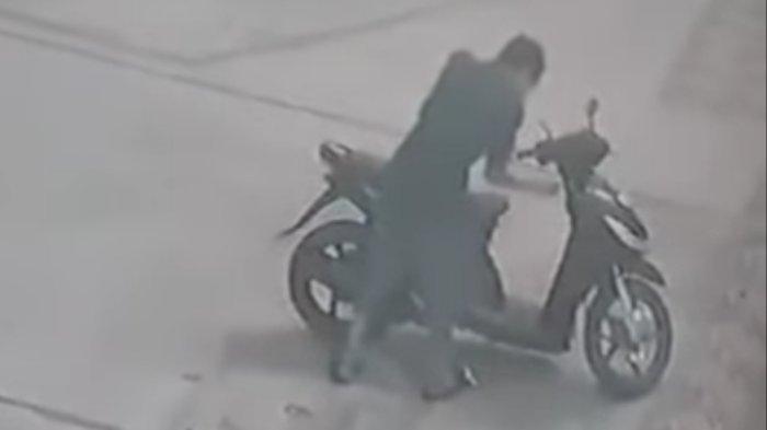 Motor Hilang di Masjid Kebun Handil Terekam CCTV, Korban Lapor Polisi ...