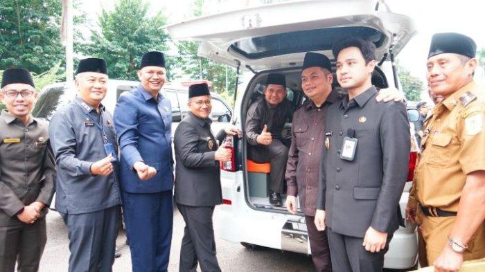 Waka DPRD Kota Jambi M Yasir Serahkan Ambulance untuk Masjid Nurul Huda Pall Lima - Tribunjambi.com