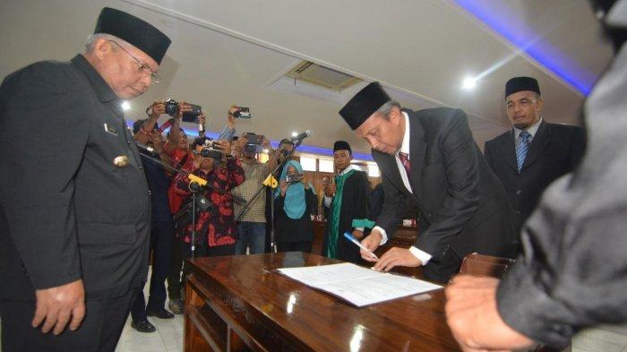 Dilantik Jadi Sekda Tanjab Barat, Agus Sanusi Masih Jabat Plt Sekwan DPRD Tanjab Barat ...