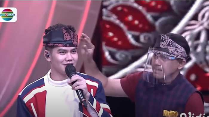 Para Host LIDA 2021 Kenakan Lacak Jambi Oleh-oleh dari Tiara ...