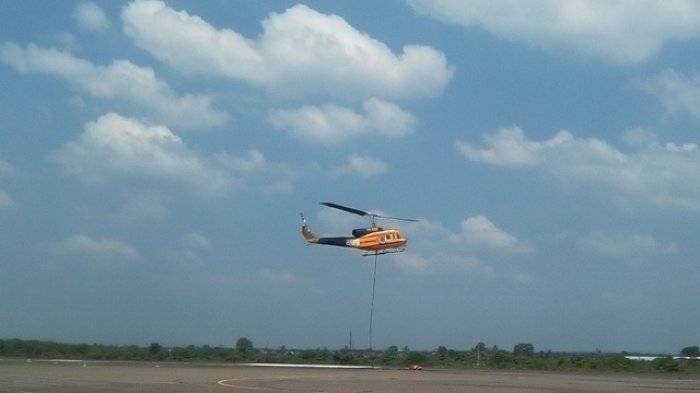 11 Kali Helikopter Water Bombing Bawa Air untuk Padamkan Api di Tahura Batanghari - Tribunjambi.com