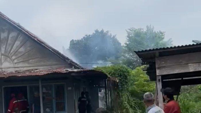 Satu Rumah Kosong di Kota Jambi Hangus Terbakar, Diduga Akibat Korsleting Listrik - Tribunjambi.com