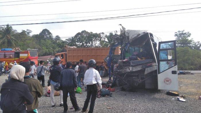 BREAKING NEWS: Kecelakaan Lalu Lintas Bus dan Truk Tabrakan di KM 17 ...