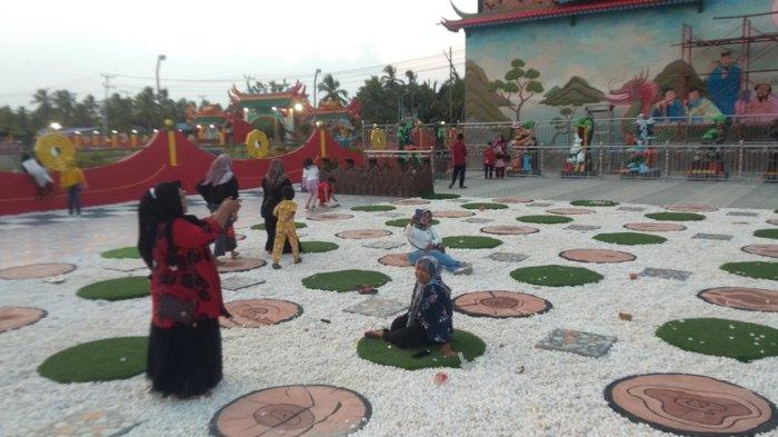 Warna-warni Imlek, Klenteng Kuan Kong Bio Jadi Objek Foto Masyarakat Kuala Tungkal - Tribunjambi.com