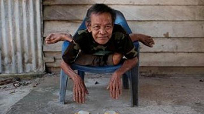GALERI FOTO: Mbah Bejan, Manusia Karet Indonesia Berusia 68 Tahun ...