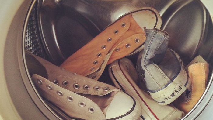 Cara Membersihkan Sol Sepatu yang Menguning, Siapkan Pasta Gigi ...