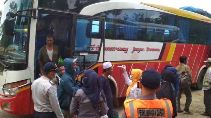 Penumpang Bis yang Masuk ke Terminal Alam Barajo, Kota Jambi, Dicek ...
