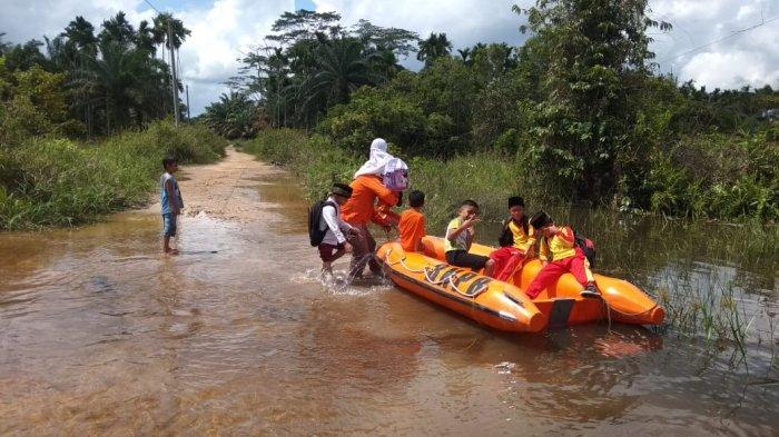 Waspada Banjir Bpbd Tanjab Timur Siagakan Perahu Karet Untuk Bantu