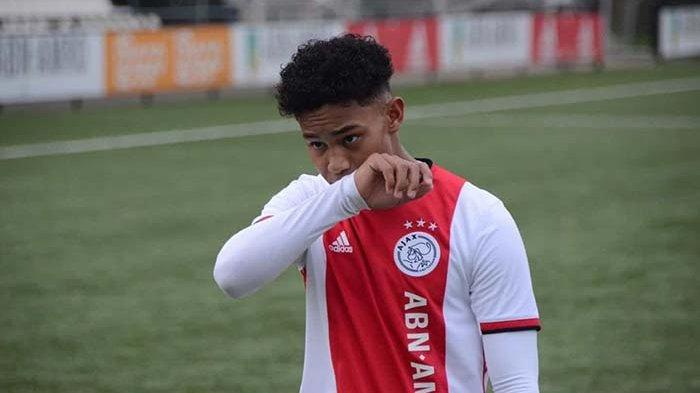 Striker Keturunan Indonesia yang Bermain Untuk Ajax Meninggal Dunia ...