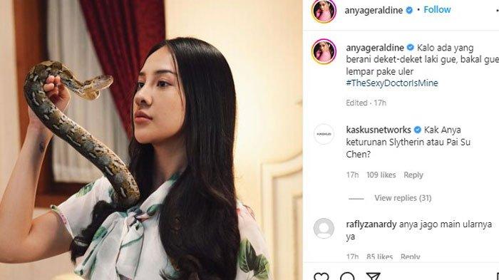 Pose Anya Geraldine Pegang Ular Bikin Merinding, Warganet: Bahaya - Tribunjambi.com