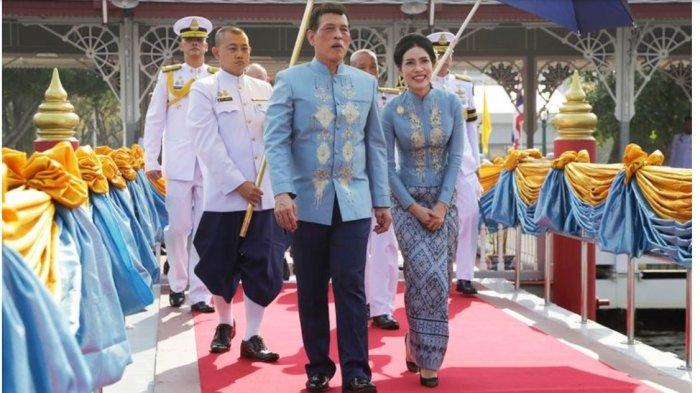 Raja Thailand Angkat Selir Sineenat Jadi Permaisuri, Foto-Foto Bugil ...