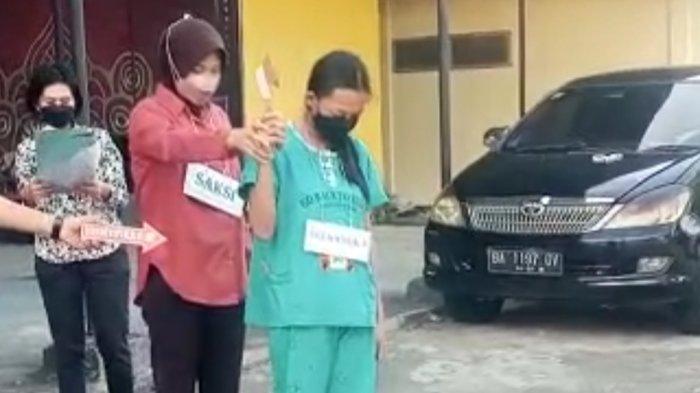 Rekonstruksi Ibu Bacok Anak di Tebo, Eksekusi Dilakukan di Adegan 9 - Tribunjambi.com
