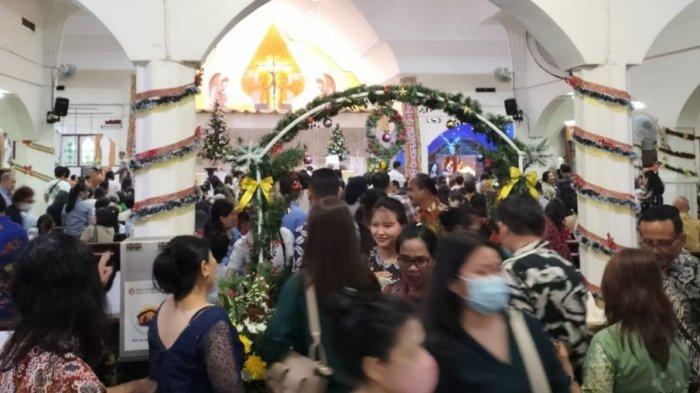 Pastor Pujo Bahas Palungan, Ribuan Orang Misa Malam Natal di Gereja ...