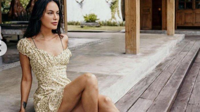 Pose Hot Sophia Latjuba Pakai Kebaya Transparan Seksi Bikin Melongo, Bagian Dalamannya Disorot ...