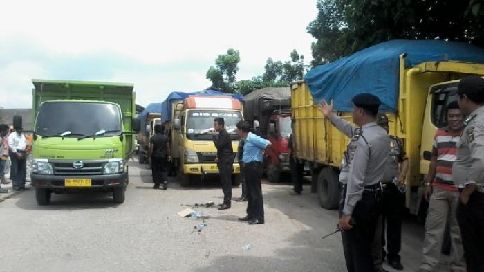 Harus Menunggu Dua Jam, Pedagang Pasar Induk Paal X Kota Jambi ...