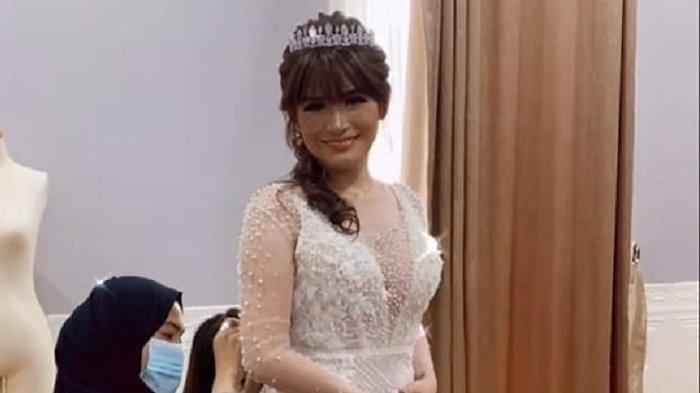 Hari Ini Presenter Angela Lee Lepas Status Janda, Siapa yang Jadi ...