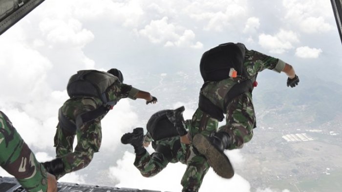 Kisah 40 Pasukan Raider Kostrad Terjun dari Pesawat Serbu Pasukan Elite ...