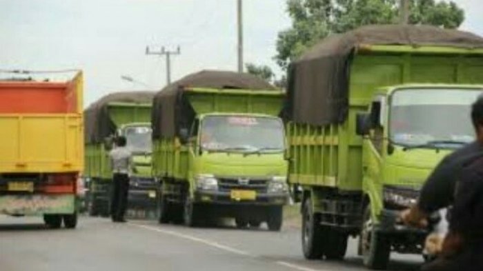 BREAKING NEWS: Truk Batubara Nyangkut di Ruas Jalan Jambi - Muara Bulian Macet Parah Hingga 7 Km ...
