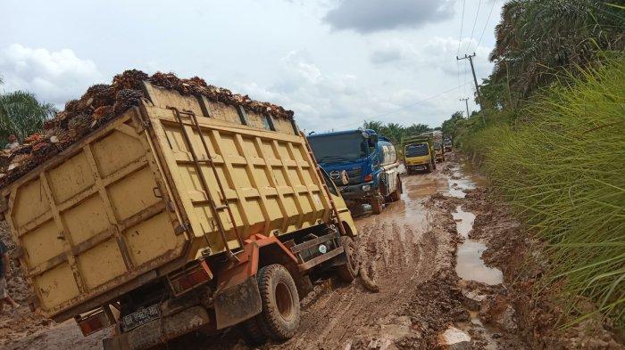 Jalan Yang Rusak di Sungai Gelam Sering Dilintasi Truk Pengangkut Sawit dan Batubara ...