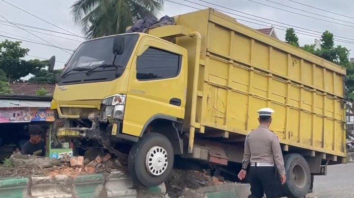 Truk tanpa Muatan Seruduk Pembatas Jalan di Muara Bulian Batanghari hingga Tersangkut ...