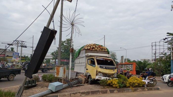 BREAKING NEWS Bus Pengangkut Siswa SPN Polda Jambi Ditabrak Truk, 1 Siswa Dikabarkan Tewas ...
