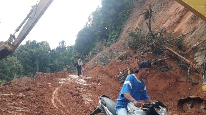 Antisipasi Longsor Jalur Sungai Penuh-Pesisir Selatan, Alat Berat Disiagakan di Jalur Mudik ...