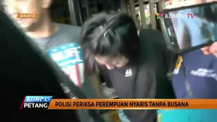 Perempuan Nyaris Bugil di Tempat Umum Diperiksa Polisi, Ternyata Mahasiswi - Tribunjambi.com
