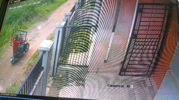 Viral Aksi Pria di Danau Sipin Terekam CCTV Maling Pagar Rumah Lalu Dijemput Orang Pakai Jaket ...