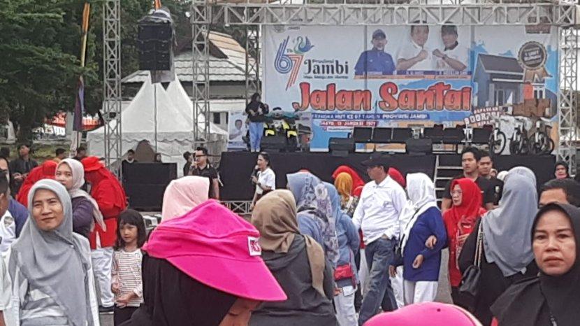 Gubernur Jambi Ikut Senam Bersama Ribuan Peserta Jalan Santai HUT ke 67 ... Gubernur Jambi Ikut Senam Bersama Ribuan Peserta Jalan Santai HUT ke 67 ...