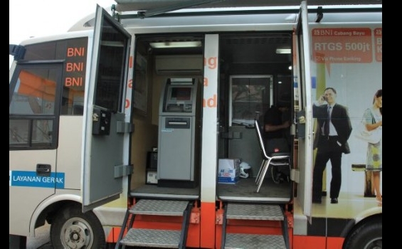Nasabah BNI Transaksi di Bus - BERITA FOTO - Tribunjambi.com