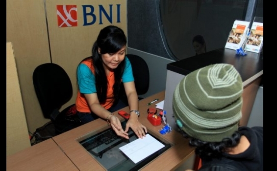 Nasabah BNI Transaksi di Bus - BERITA FOTO - Tribunjambi.com