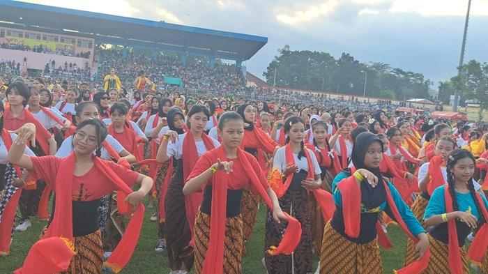 Pementasan 10.000 Penari Lengger di Banyumas Tercatat di MURI ...