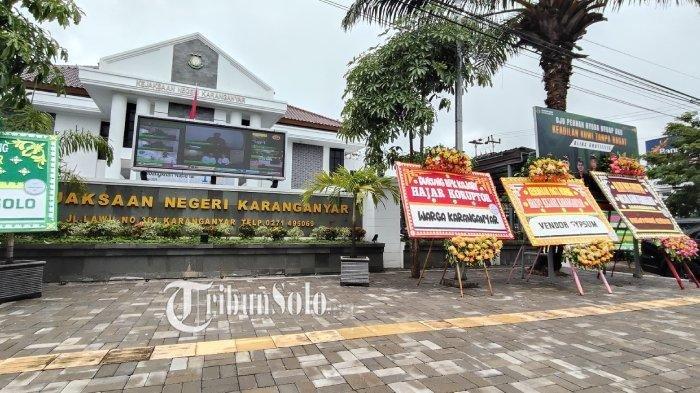 "Hajar Koruptor!" Karangan Bunga Penuhi Kantor Kejari Karanganyar Pasca ...
