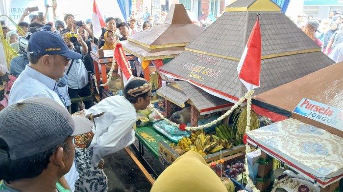 Sukesih Berdesakan Dapatkan Air Ruwatan Sedekah Laut Kota Tegal: Biar ...