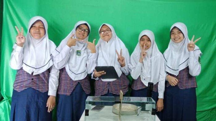 Papan Komposit Peredam Suara dari Ampas Tebu Hasil Riset Tim Siswi MTsN 1 Pati Raih Medali Emas ...