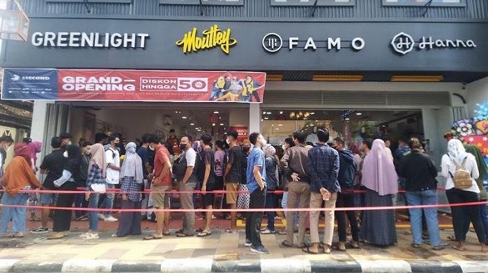 Ratusan Warga Kudus Rela Antre Selepas Subuh Berburu Diskon di 3Second - Tribunjateng.com