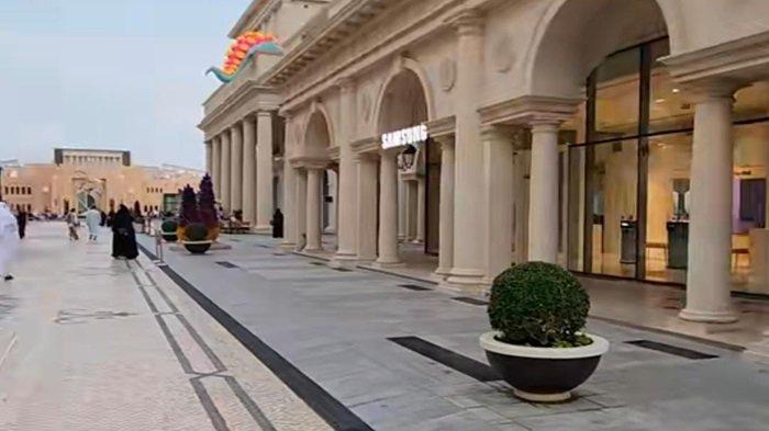 Penampakan AC di Sepanjang Jalan Trotoar di Kota Doha Qatar, di Luar ...