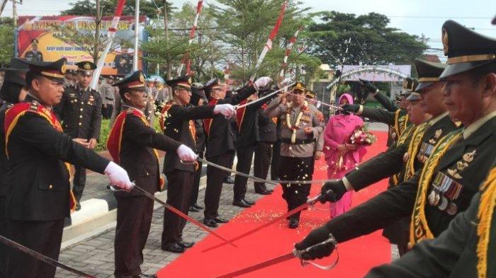 Tradisi Pedang Pora Meriahkan Upacara Pisah Sambut Kapolres Demak - Tribunjateng.com