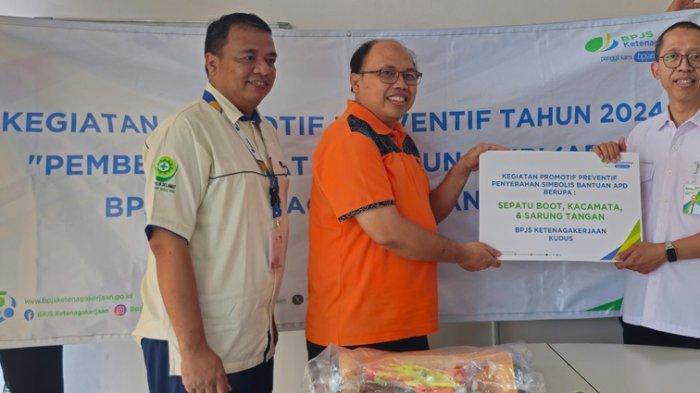 Cegah Kecelakaan Kerja, BPJS Ketenagakerjaan Kudus Serahkan 500 APD - Tribunjateng.com