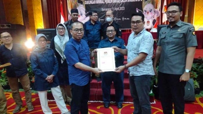 Agus Mujayanto Sujud Syukur Usai Dinyatakan Lolos Verfak oleh KPU Jateng - Tribunjateng.com