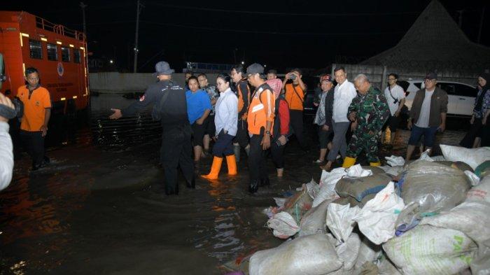 Kondisi Terkini Pagar Tanggul yang Jebol di Pelabuhan Tanjung Emas Semarang, Ditambal Sand Bag ...